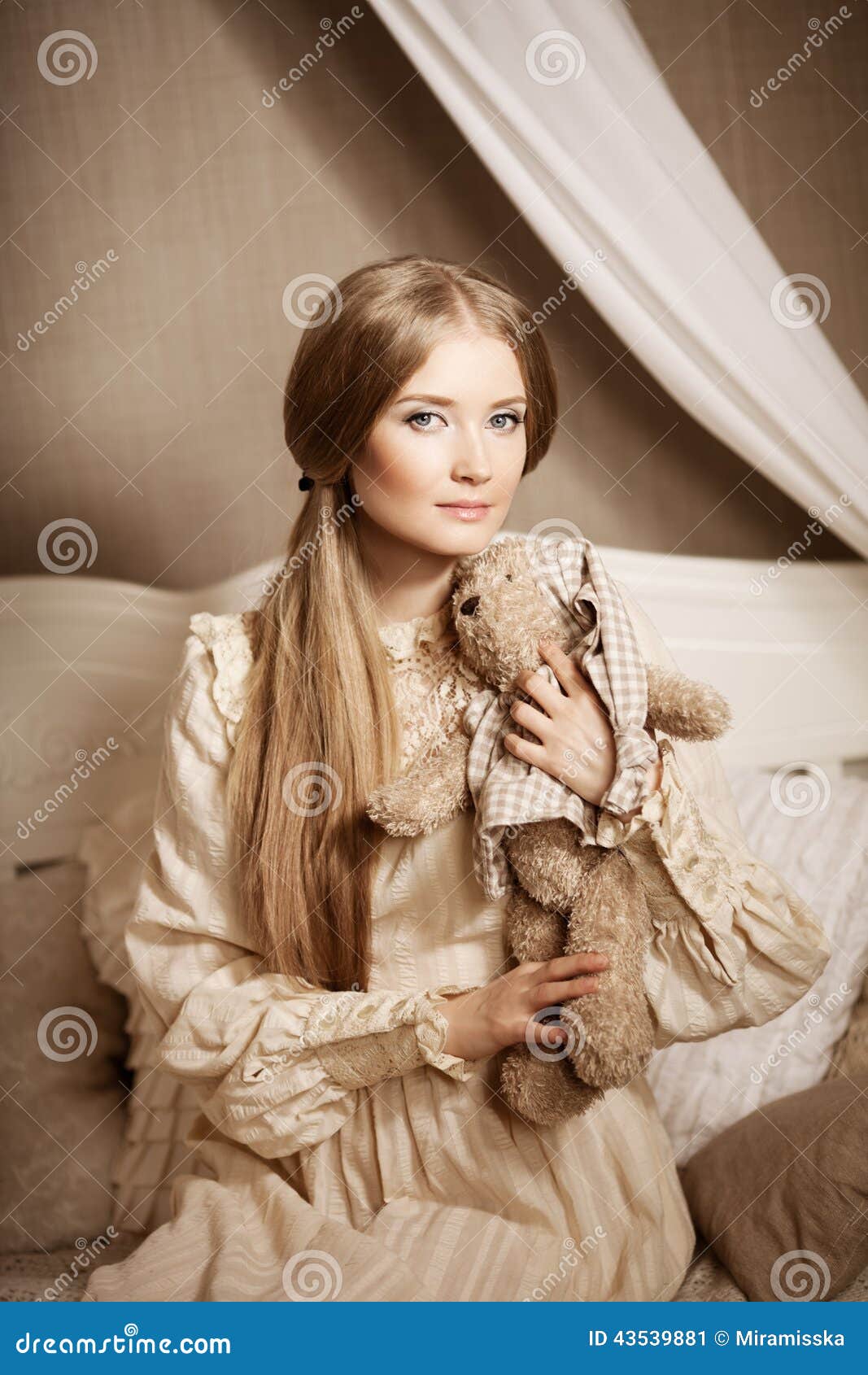 Belle Jeune Fille Dans Une Robe De Vintage Jolie Femme Douce Photo