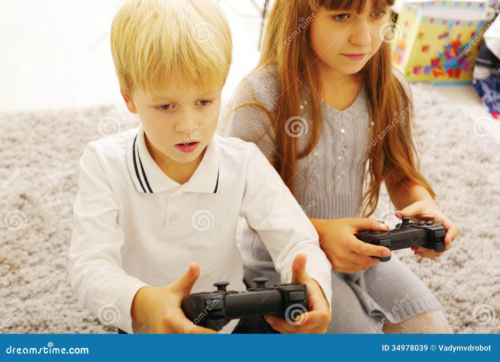 Brother And Sister Playing Game Royalty Free Stock Images Image 34978039 3581