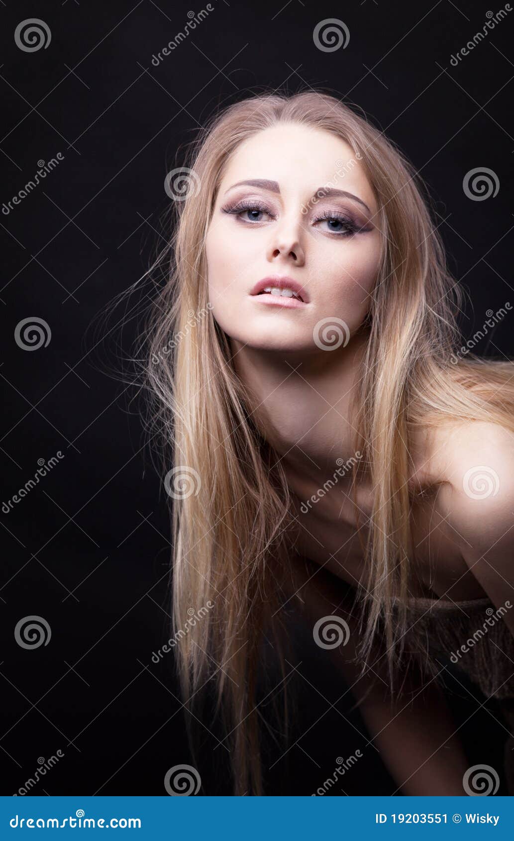 Jeune Fille Nue Dans Le Regard De Chiffon à Vous Avec Désir Image Stock