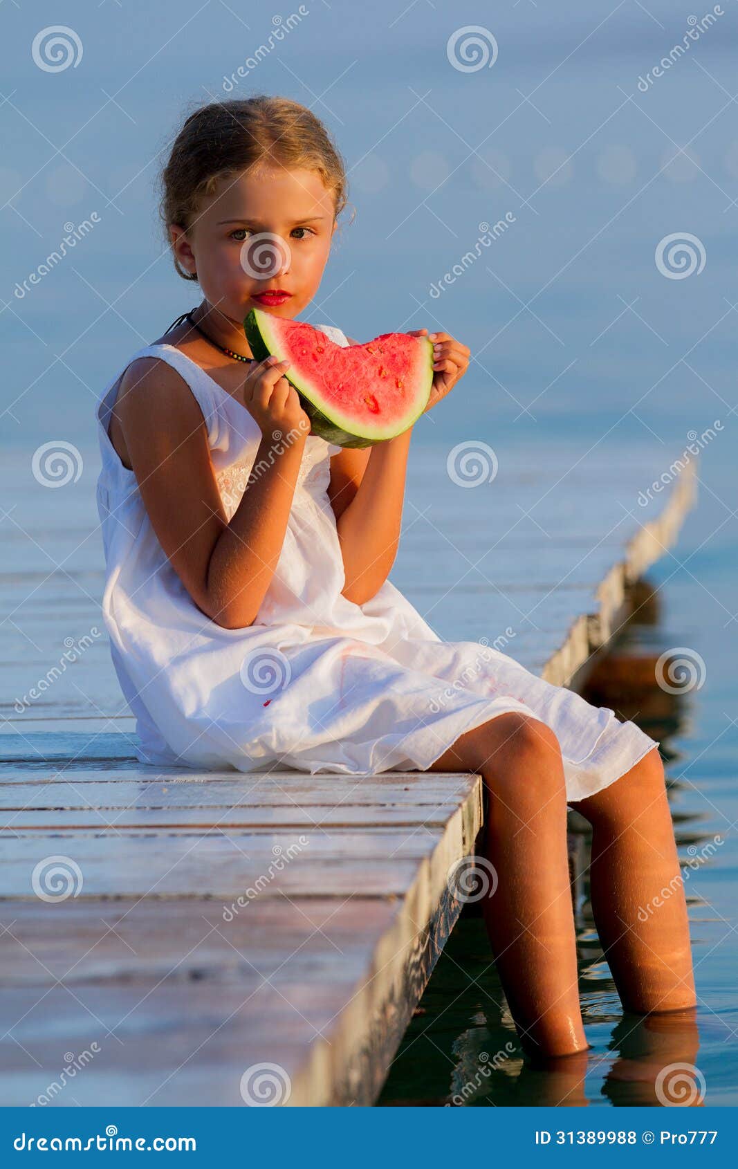 Joie Dété Belle Fille Mangeant La Pastèque Fraîche Sur La Plage