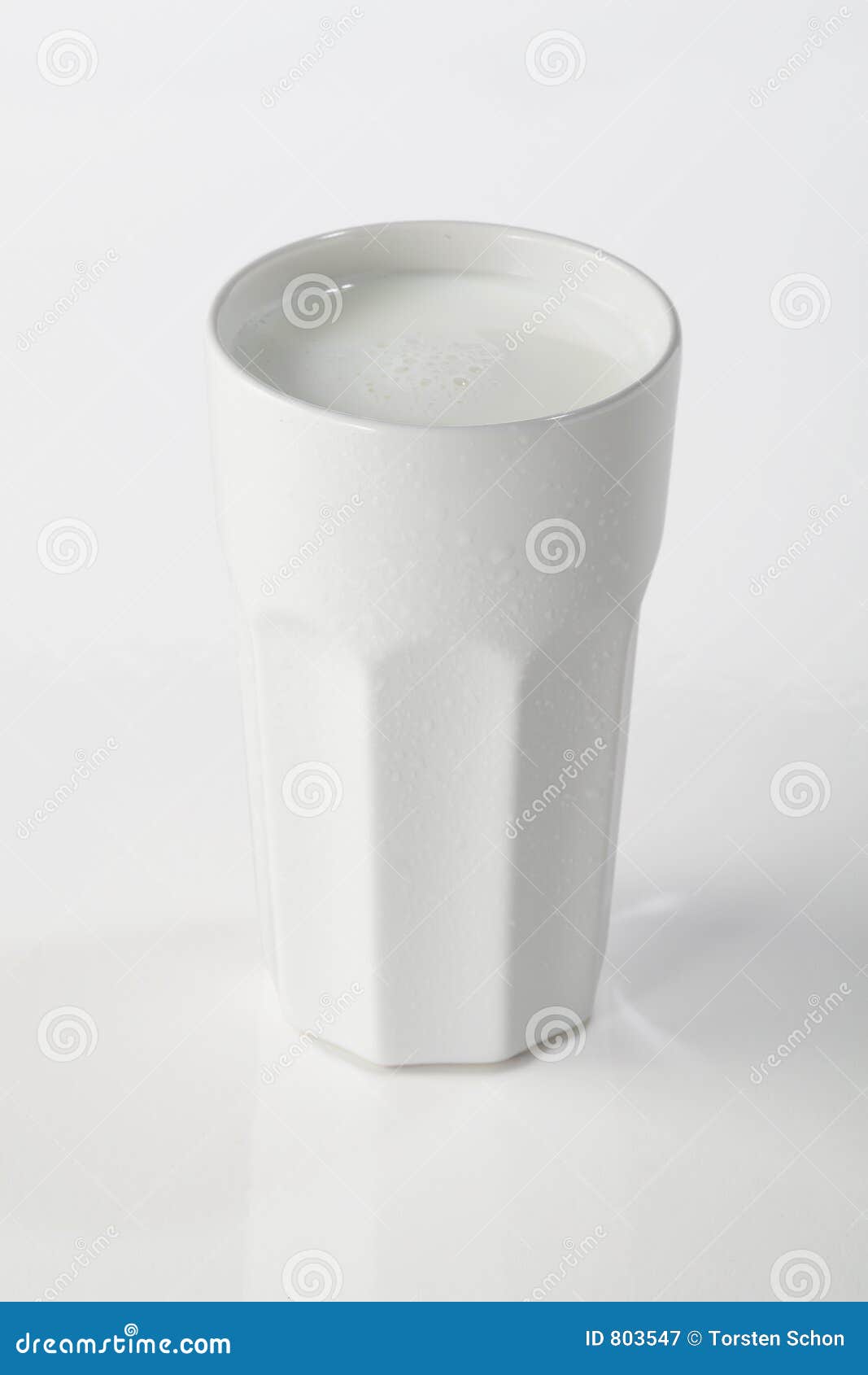 Lait Dans Une Tasse Photographie Stock Libre De Droits Image 803547