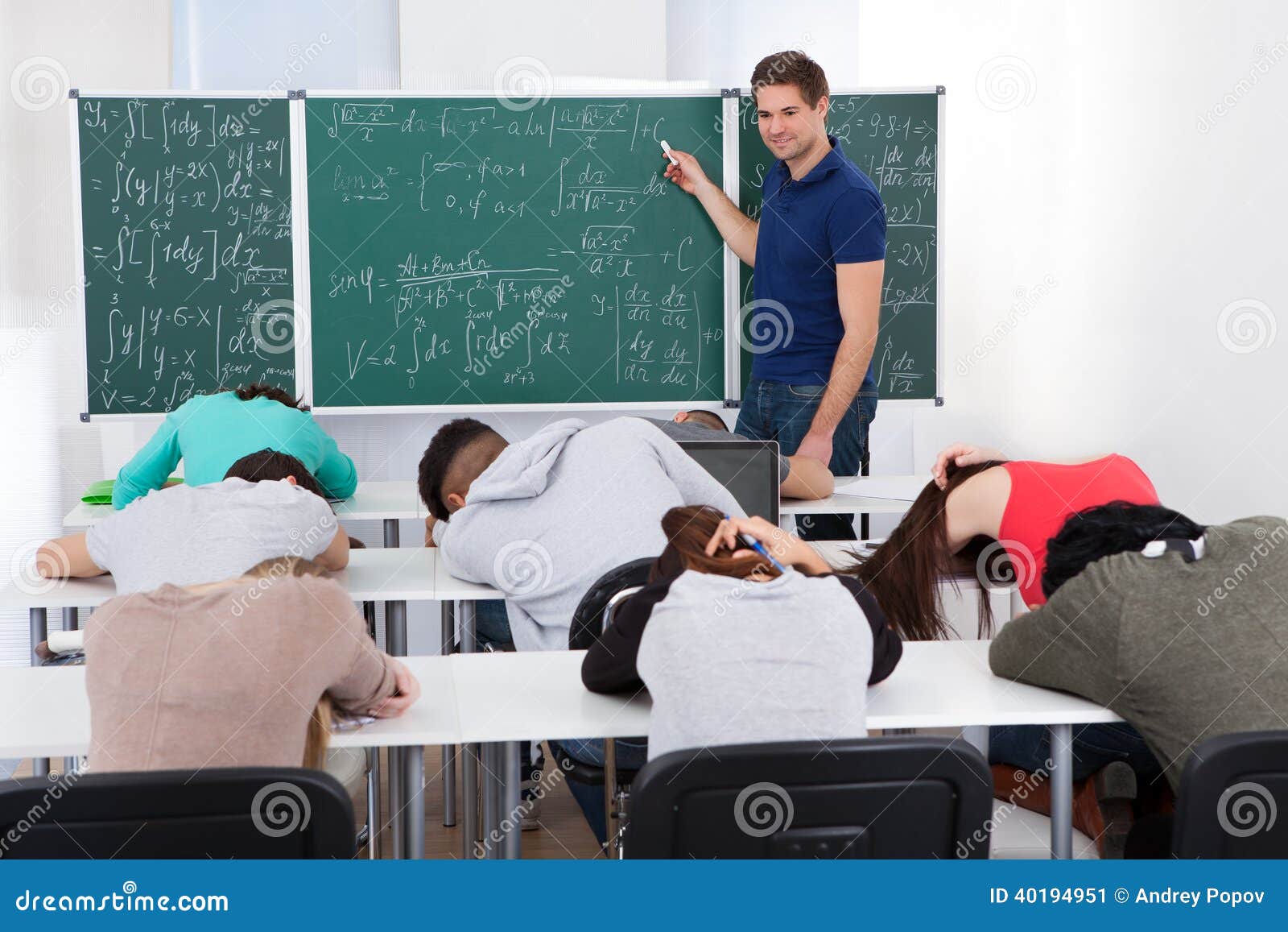 Matemáticas De Enseñanza Del Profesor A Los Estudiantes Aburridos Foto ... Matemáticas De Enseñanza Del Profesor A Los Estudiantes Aburridos Foto ...