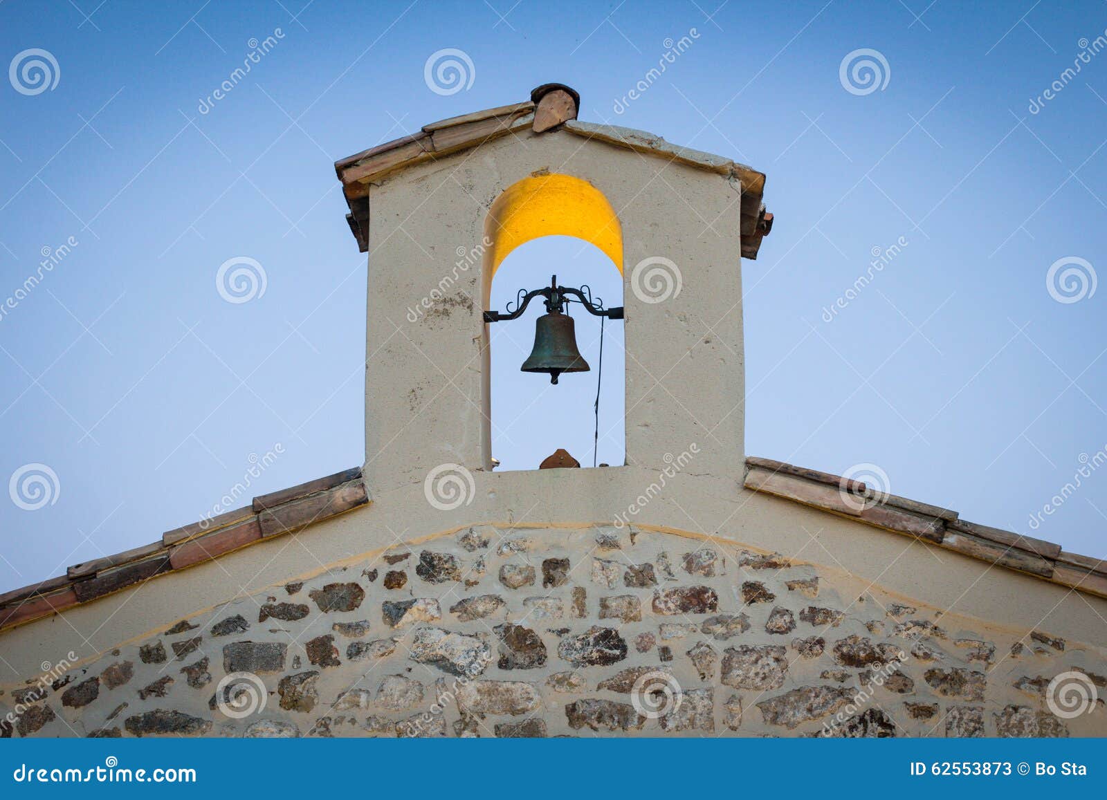Sino De Igreja Na Capela Pequena Foto de Stock - Imagem: 62553873 Sino De Igreja Na Capela Pequena Foto de Stock - Imagem: 62553873