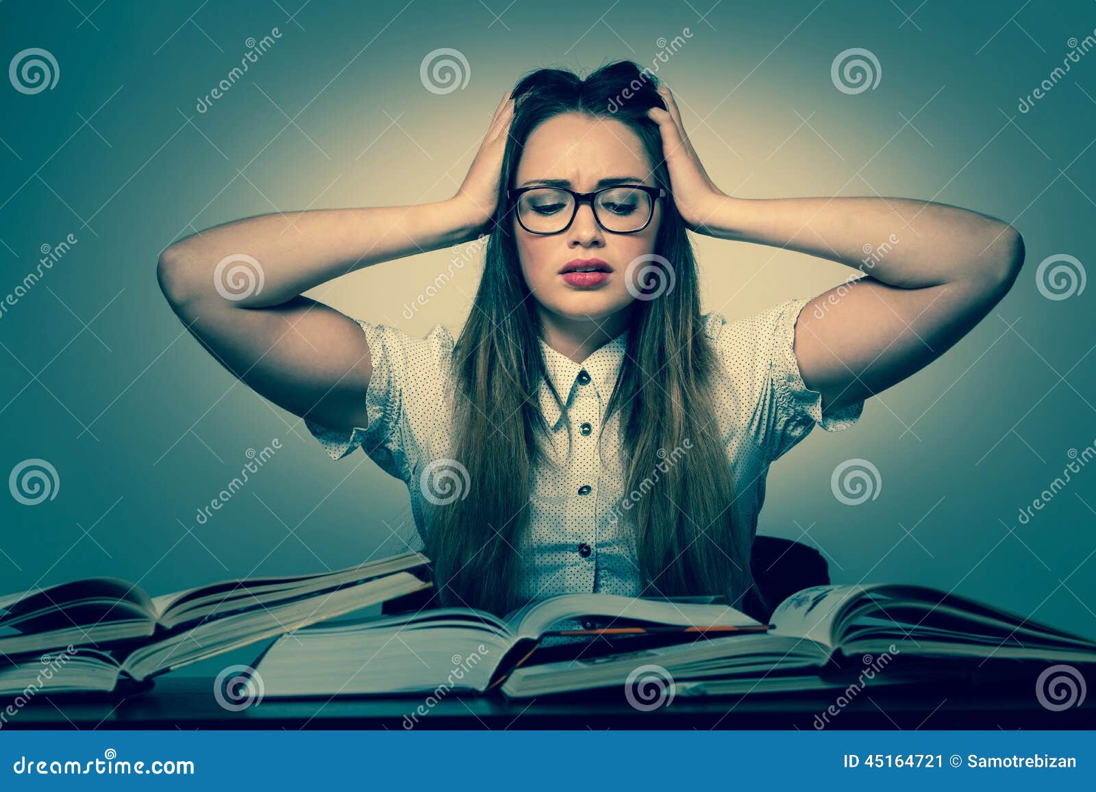 Étudiante Caucasienne Asiatique Soumise à Une Contrainte Apprenant Dans Les Tonnes De Livres