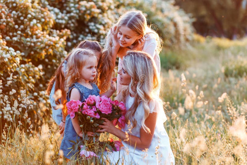 - Familia De Madre Y Tres Hijas Lindas Con Peonías Concepto De ... - Familia De Madre Y Tres Hijas Lindas Con Peonías Concepto De ...