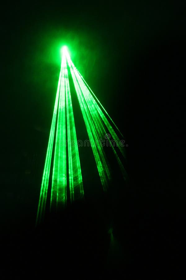 À rayon laser vert simple image stock. Image du techno - 4854383