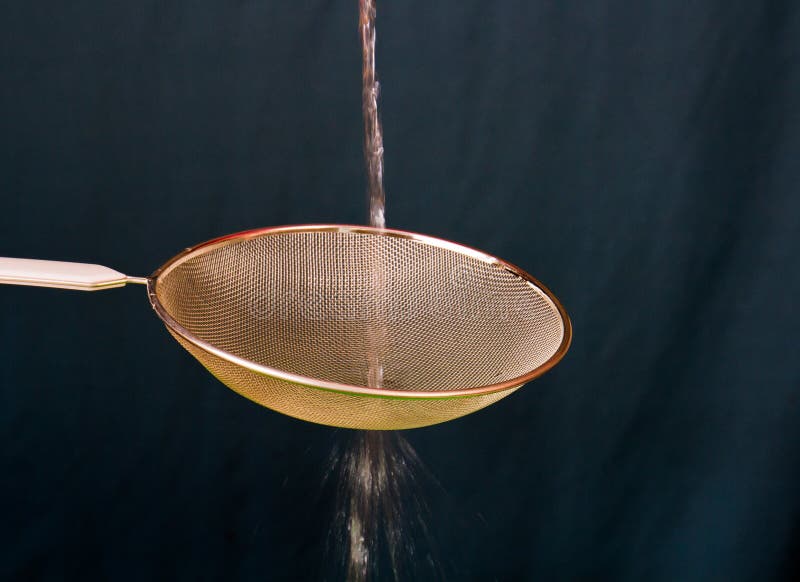 Água Através De Uma Peneira Imagem de Stock - Imagem de dinheiro ...