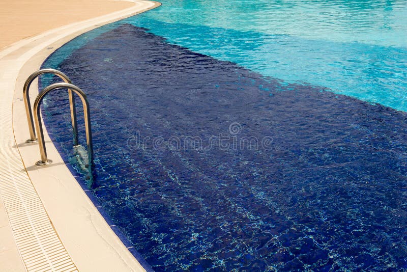 Água azul na piscina imagem de stock. Imagem de ninguém - 120411215