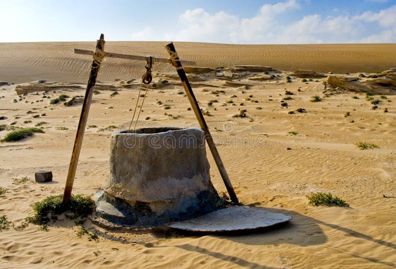 Um Homem Sedento No Deserto Estende a Mão Para Uma Garrafa De água Foto ...