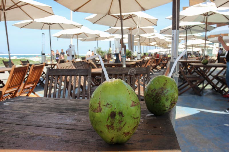 Água Do Coco No Restaurante Da Praia Imagem Editorial - Imagem de praia ...