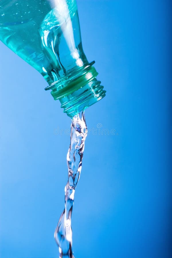 Água que derrama 2 imagem de stock. Imagem de molhado - 3873233