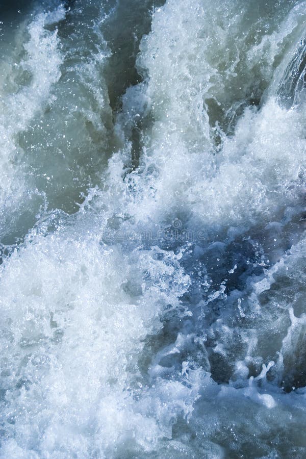 Águas de jorro foto de stock. Imagem de violento, rios - 4224962