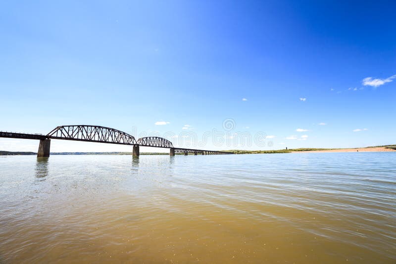Águas Turvos Do Rio Missouri Foto de Stock - Imagem de turbina, céu ...