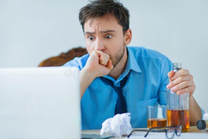 Álcool Bebendo Do Homem Bêbado Na Tabela Foto de Stock - Imagem de ...