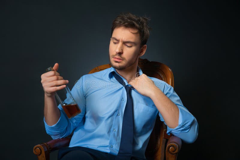 Álcool Bebendo Do Homem Bêbado Na Tabela Foto de Stock - Imagem de ...