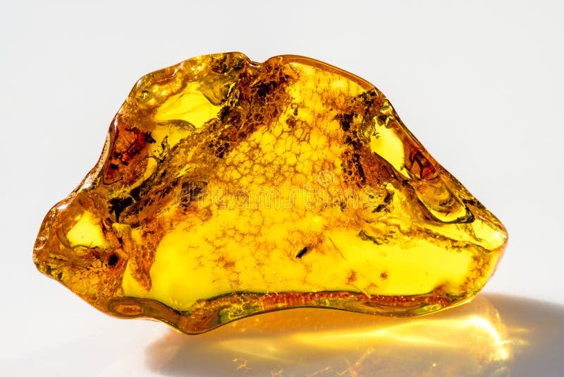 Ámbar en sol imagen de archivo. Imagen de joya, fondo - 104868275