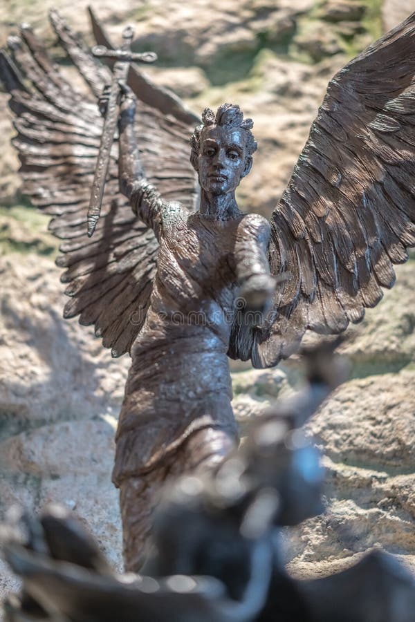 Ángel que mata al demonio foto editorial. Imagen de cruz - 124432891