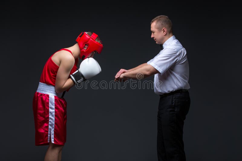 El árbitro Del Boxeo Da La Medalla Al Boxeador Joven Foto de archivo ...