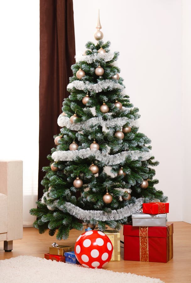 Árbol De Navidad Adornado Con Los Presentes Imagen de archivo - Imagen ...