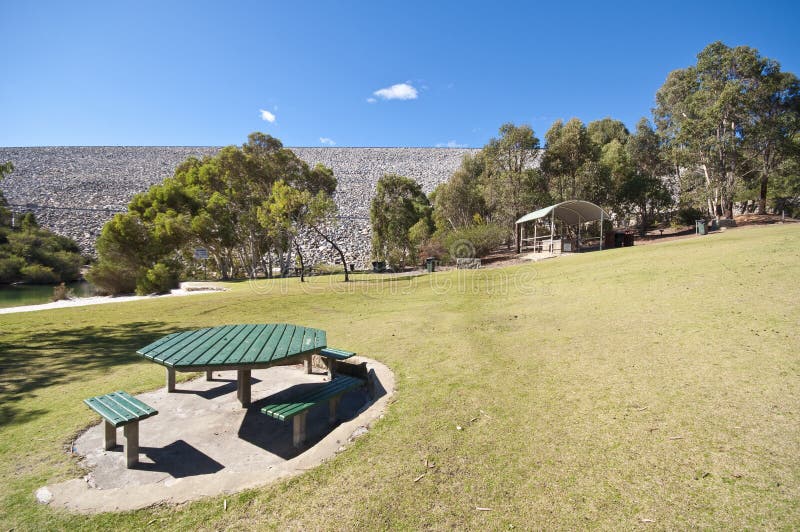 Área De Comida Campestre En Parque Imagen. Imagen: 9482533