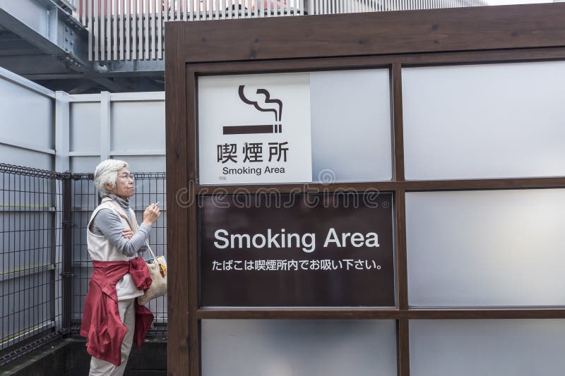 Área De Fumo Japonesa De Fumo Da Mulher Imagem Editorial - Imagem de ...