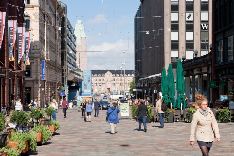 Zona Peatonal Frente Al Mar De Aker Brygge, Llena De Restaurantes Con ...