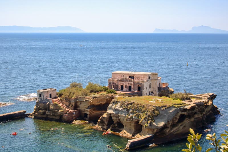 Área Protegida De Gaiola E Isla Abandonada Imagen de archivo - Imagen ...