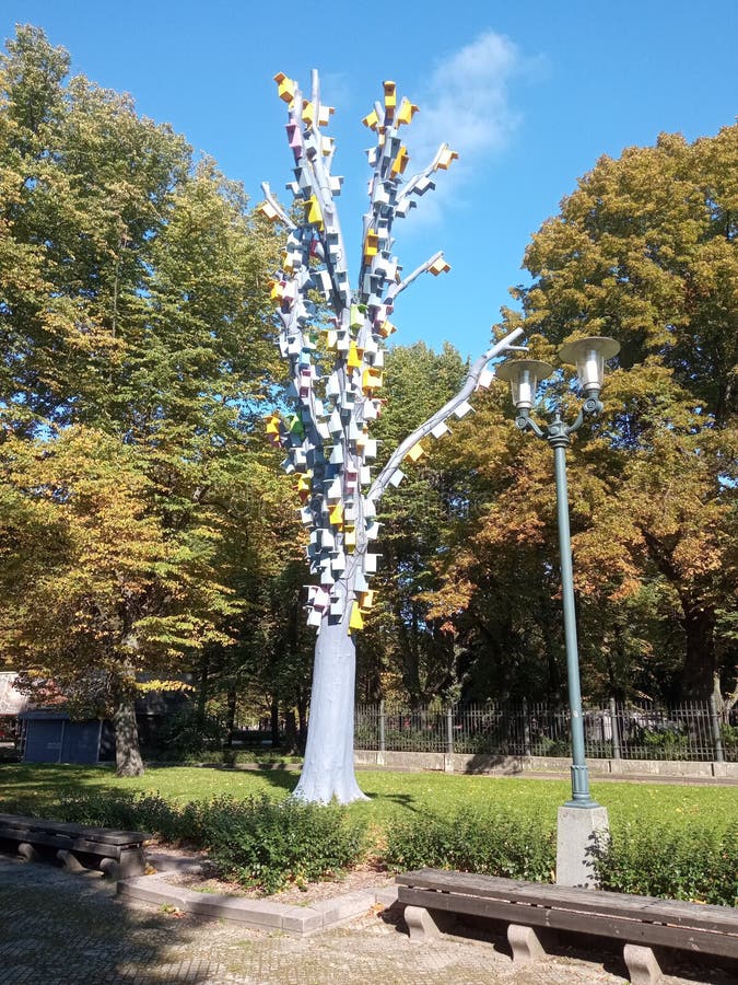 árvore No Parque Esplanade Cidade De Riga Latvia Fotografia Editorial ...
