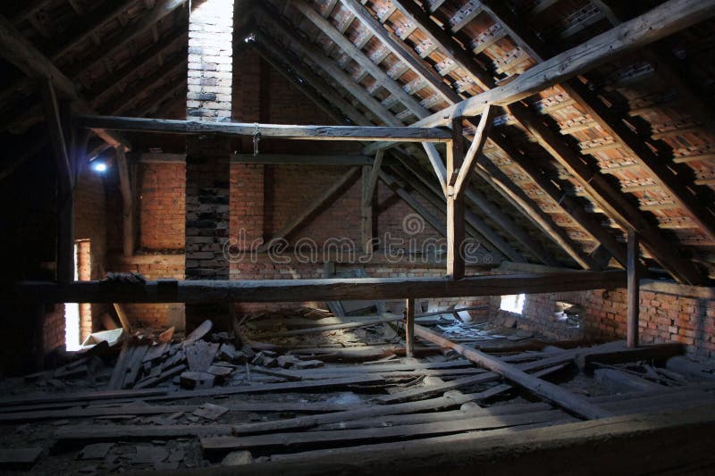 Ático Dañado Viejo Con Los Haces De Madera Imagen de archivo - Imagen ...