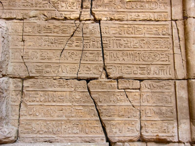 Ägyptische Hieroglyphen stockfoto. Bild von hieroglyphen - 9335994
