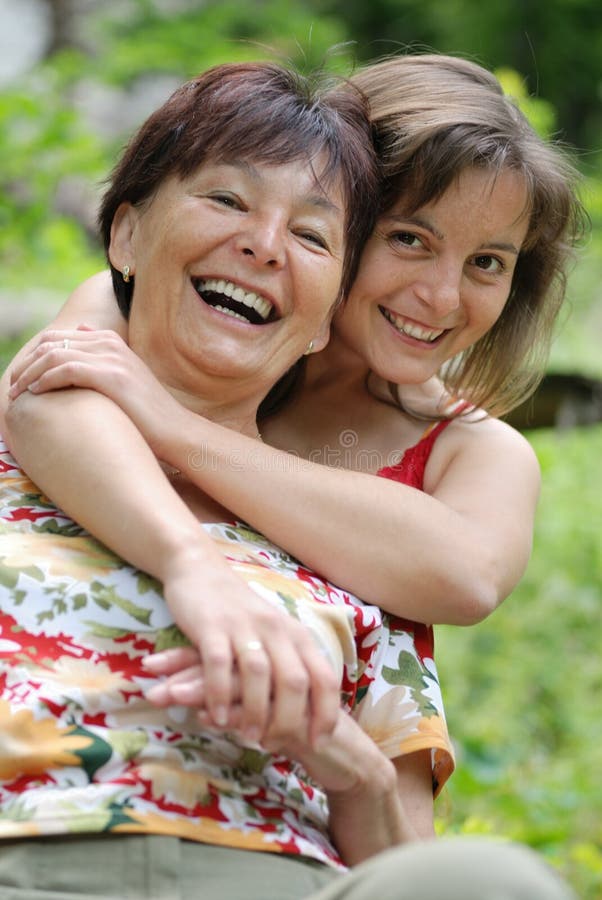 Ältere Mutter Genießt Das Leben Mit Ihrer Tochter Stockbild - Bild von ...