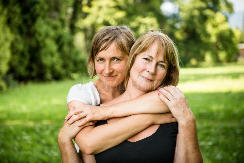 Ältere Mutter Mit Kindportrait Stockbild - Bild von neigung ...