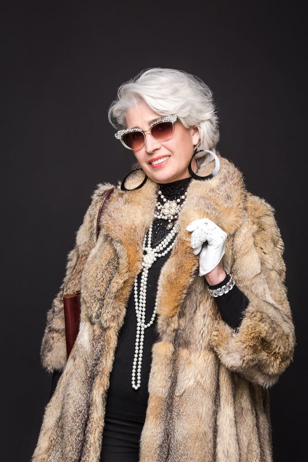 Schöne Reiche Paare Im Klassischen Innenraum Stockbild - Bild von zwei ...