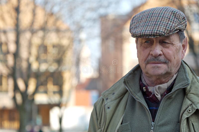 Alter Stolzer Mann in Der Uniform Redaktionelles Bild - Bild von ...