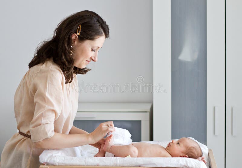 Ändernde Windeln der Frau stockfoto. Bild von windel - 33489718