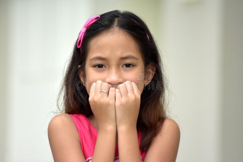 Angespanntes Kind In Der Gasmaske, Die Auf Dem Boden Sitzt Stockbild ...