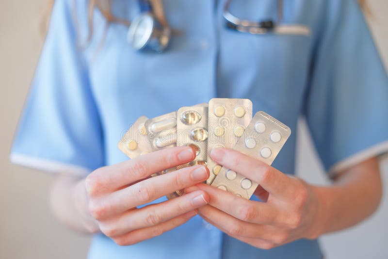 Ärztin mit Tabletten stockfoto. Bild von betrieb, dosis - 155968850