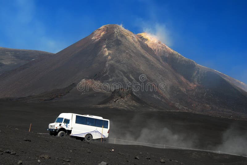 Ätna-touristischer Bus stockfoto. Bild von staub, vulkan - 12139556