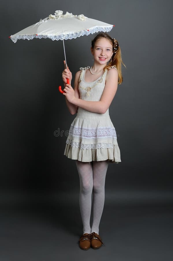 12-13 år Flicka Under Ett Paraply Arkivfoto - Bild av endast, härlig ...