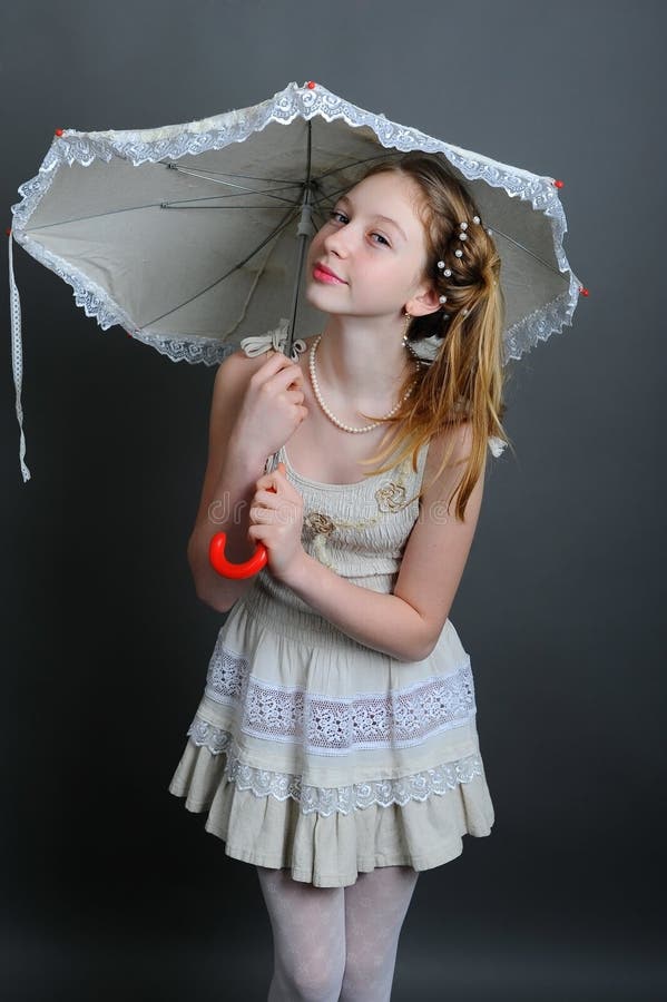 12-13 år Flicka Under Ett Paraply Arkivfoto - Bild av endast, härlig ...