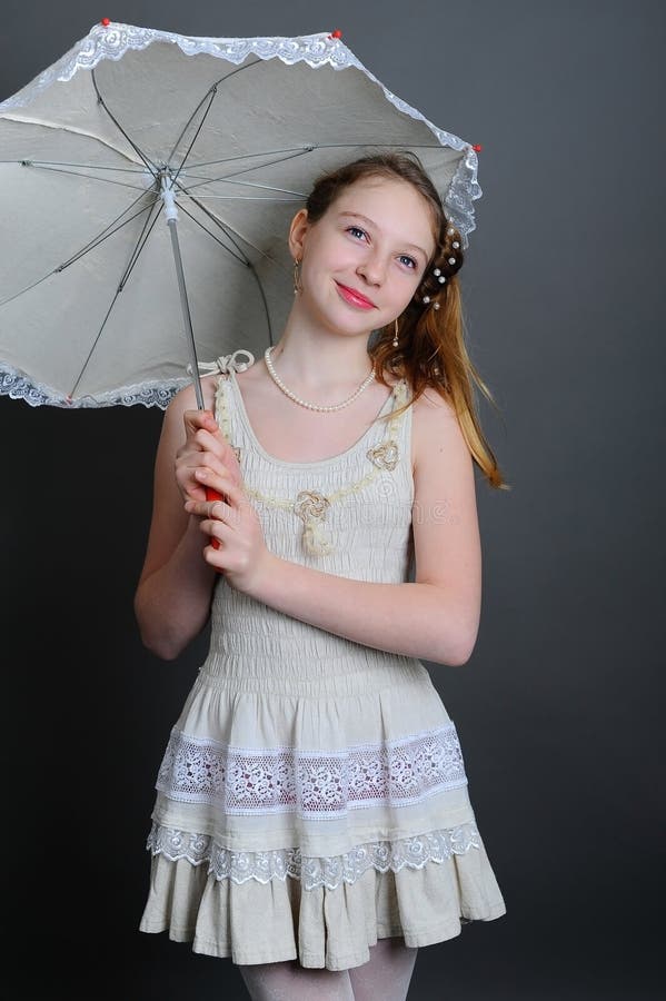 Flicka I En Linneklänning Under Ett Parasoll Arkivfoto - Bild av ...