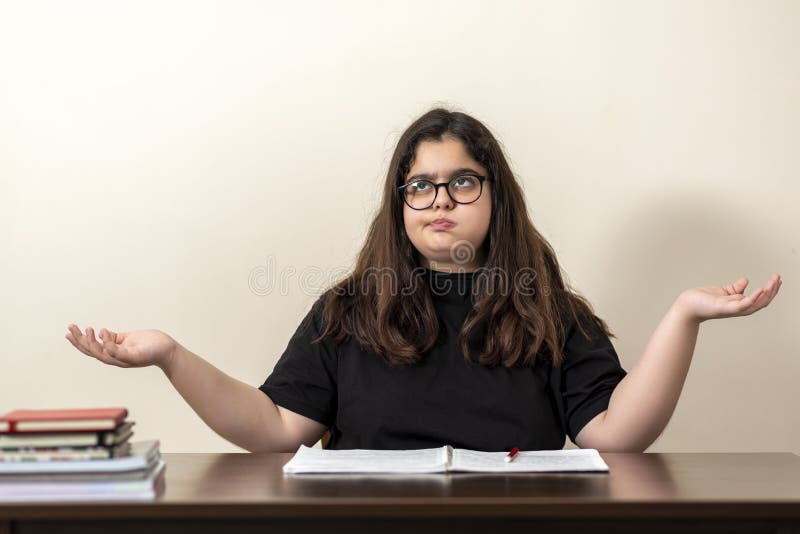 13-årig Flicka Som Gör Läxor Fotografering för Bildbyråer - Bild av ...