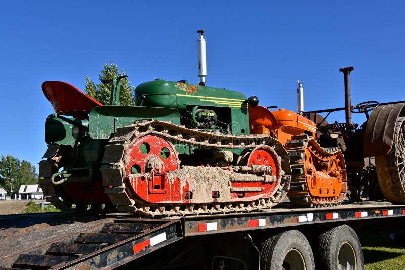 Återställd Cletrac Oliver HG Traktor Redaktionell Foto - Bild av tröska ...