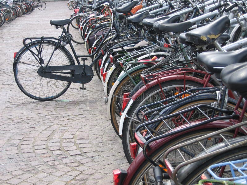 Één Fiets Uit Plaats Op Het Rek Stock Foto - Afbeelding bestaande uit ...