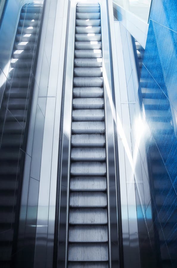 Moderne Roltrap Die Zich Beneden Bewegen Stock Foto - Image of ...