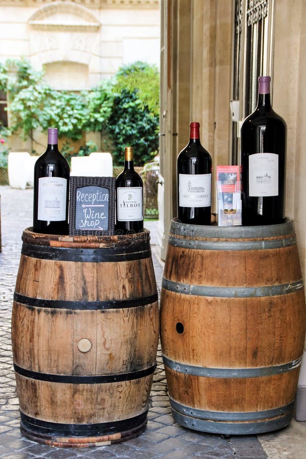 Échantillon De Vin Au Bordeaux Photo éditorial - Image of chêne ...