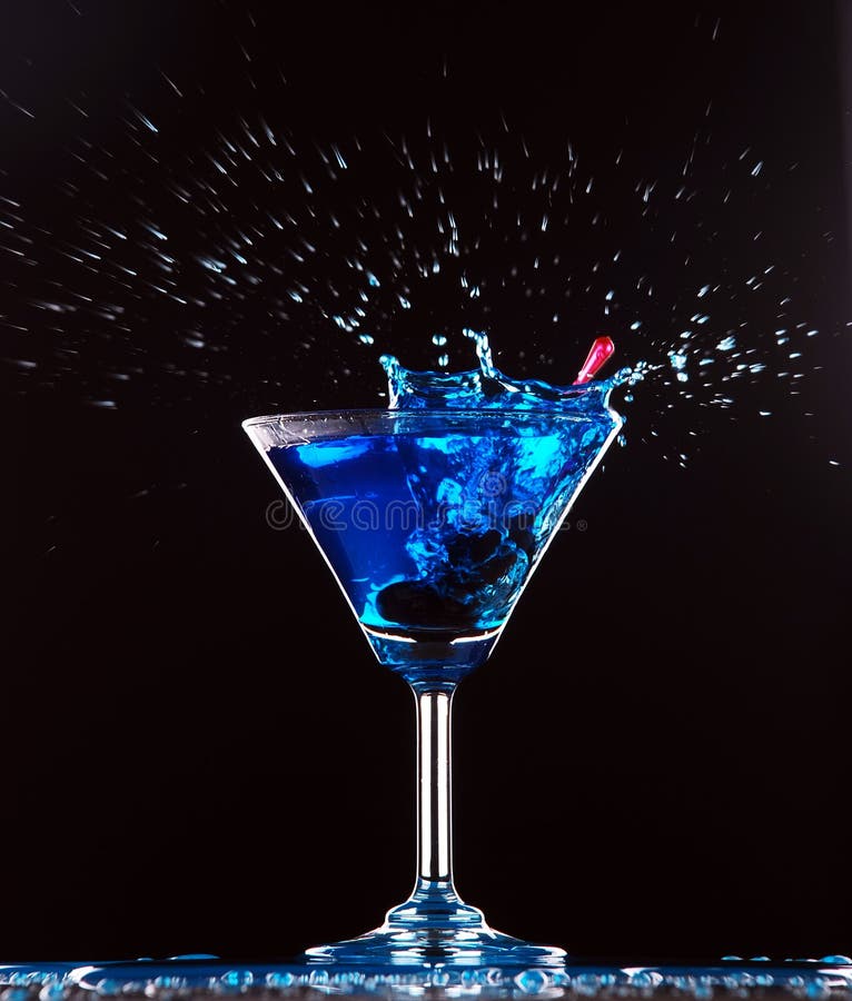 Cocktail Bleu Sur Le Fond Noir 16 Image stock - Image du vermouth, fond ...