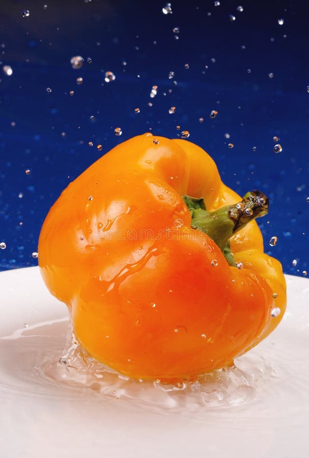 Éclaboussure Jaune De Poivre Photo stock - Image du rond, plaque: 510054