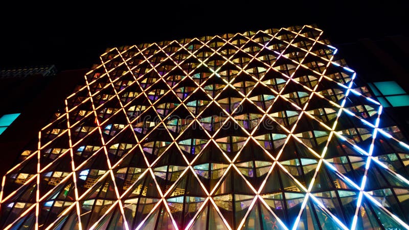 Éclairage De LED Sur Construire Le Mur Extérieur Image stock - Image du ...