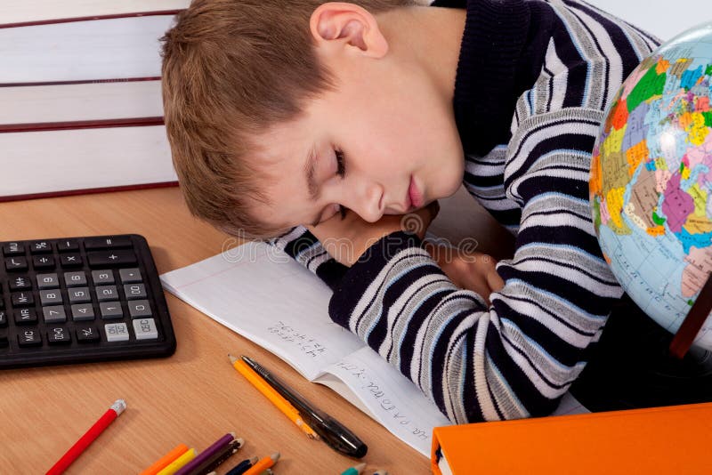 Écolier fatigué image stock. Image du endormi, alésé - 39410931